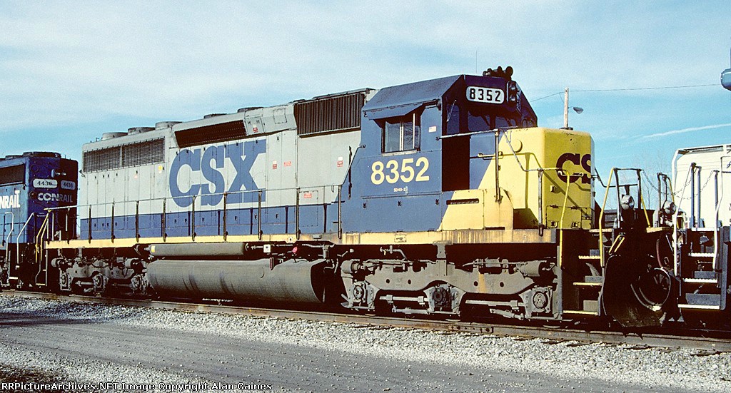 CSX SD-40M-2 8352